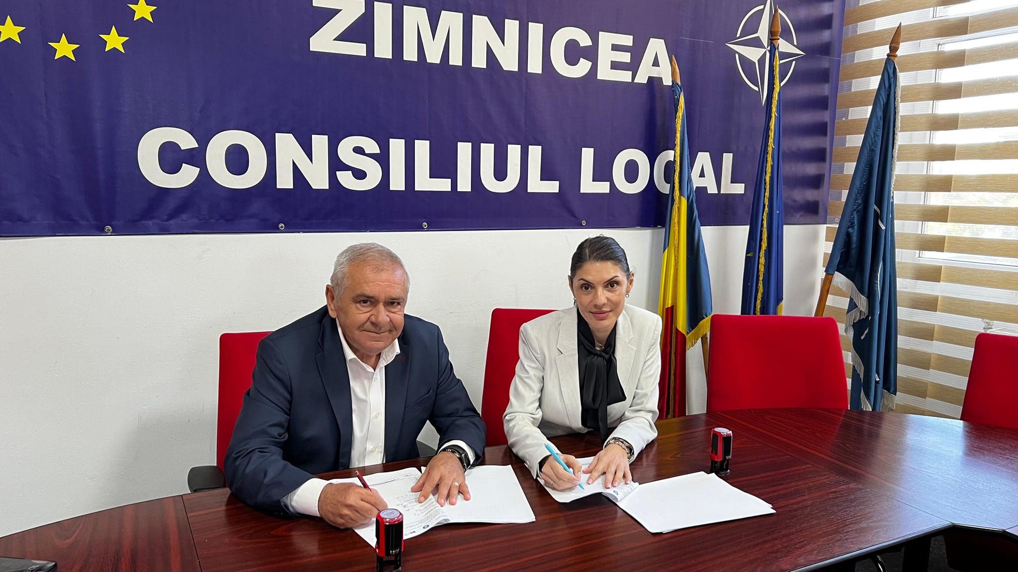 Primarul Petre Pârvu a semnat două contracte pentru livrare de produse ...